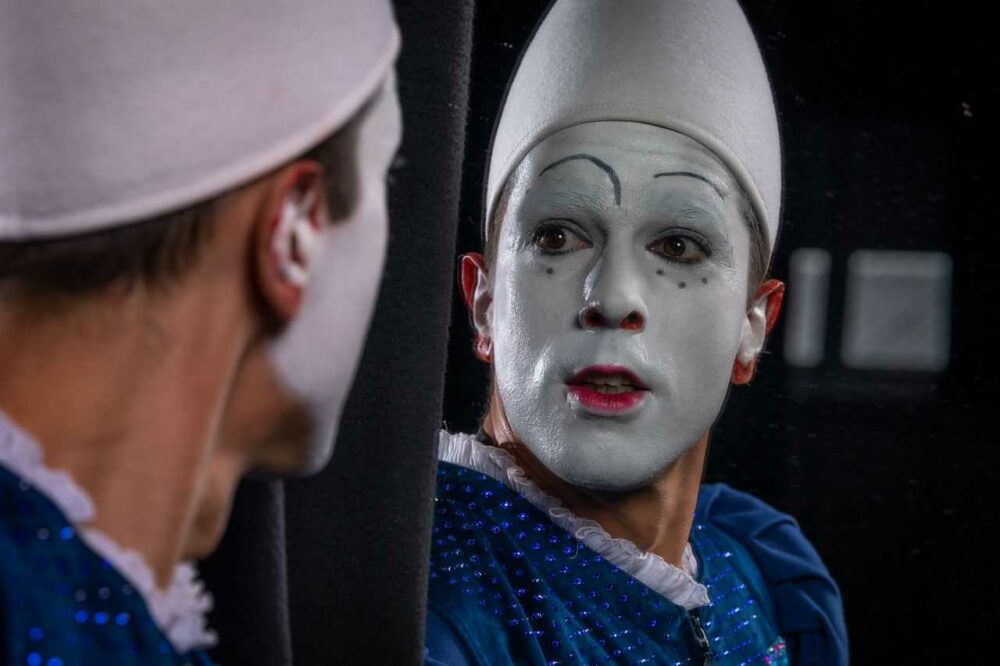 Pierre Roman and the whale on the beach - poetic circus performance ...